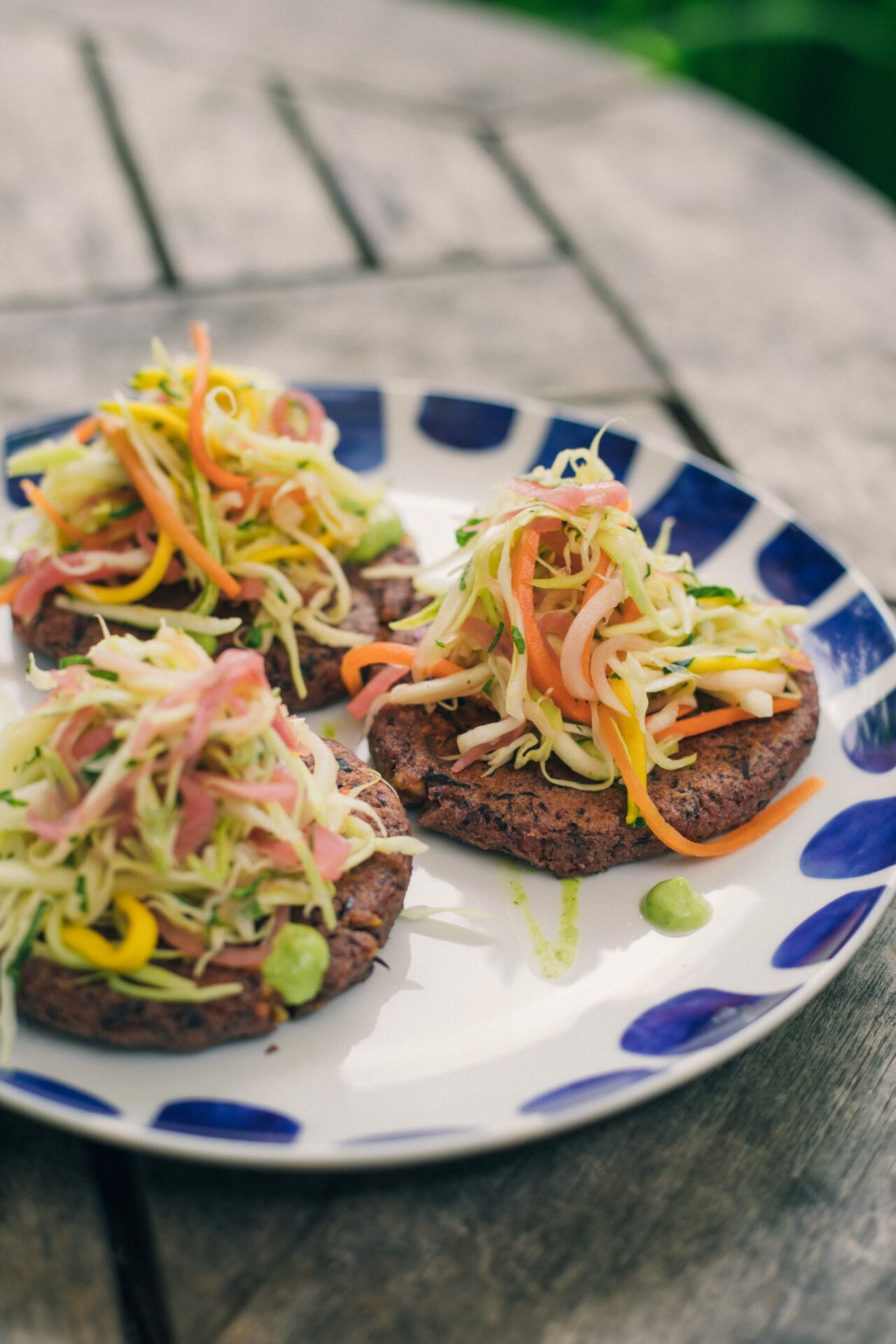 Pupusa de maíz morado (con chicharrón de pollo de pastoreo) - Good Food
