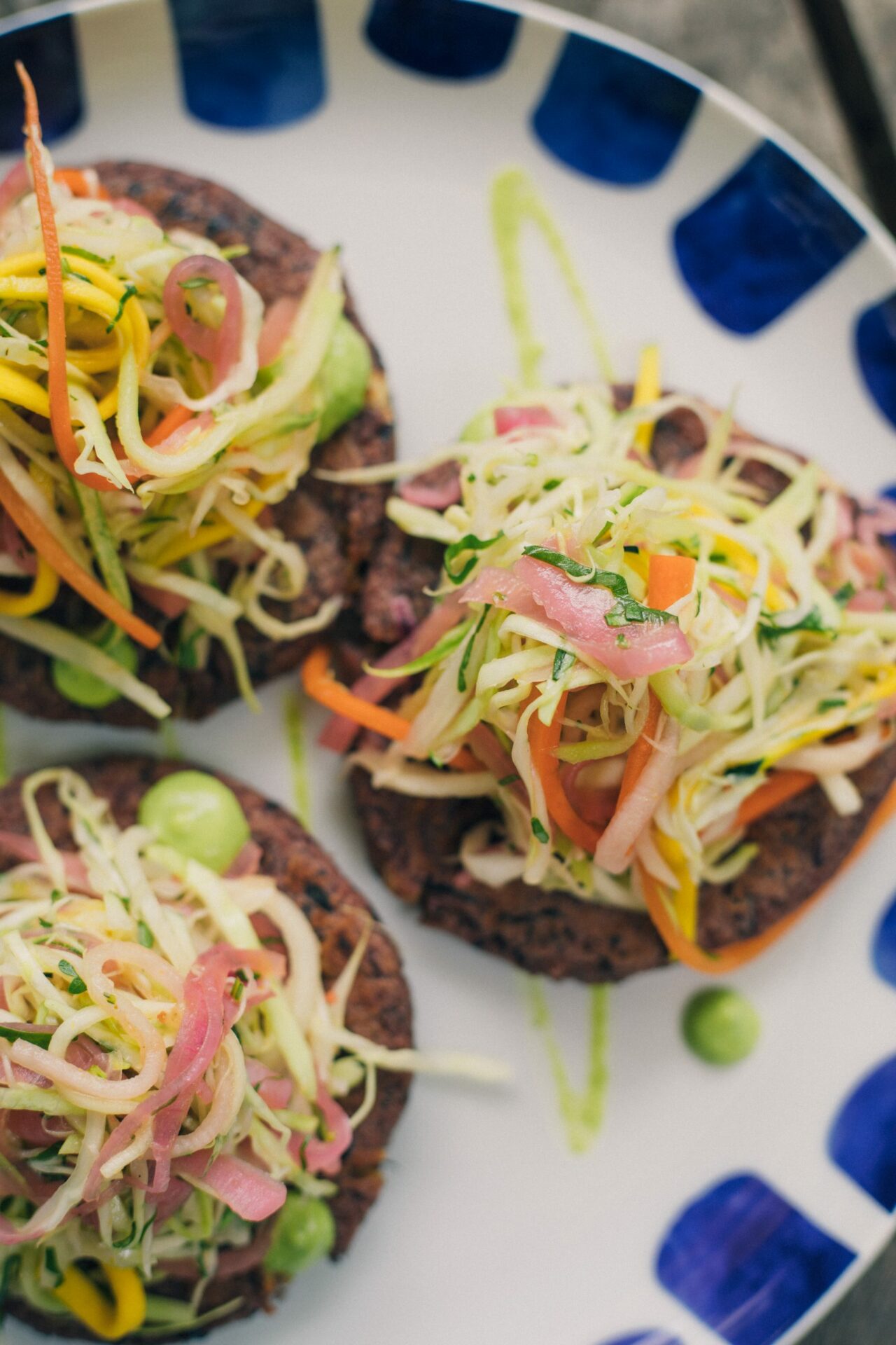 Pupusa de maíz morado (con chicharrón de pollo de pastoreo) - Good Food